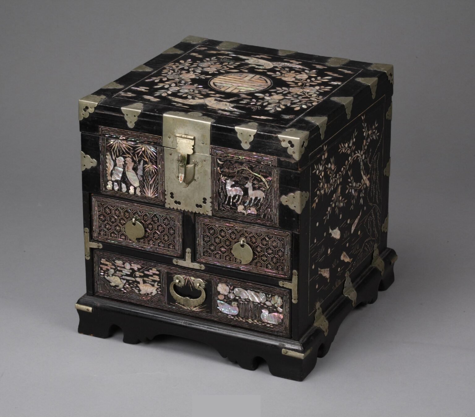 THE ART OF KOREAN LACQUER – Korean Antique Furniture